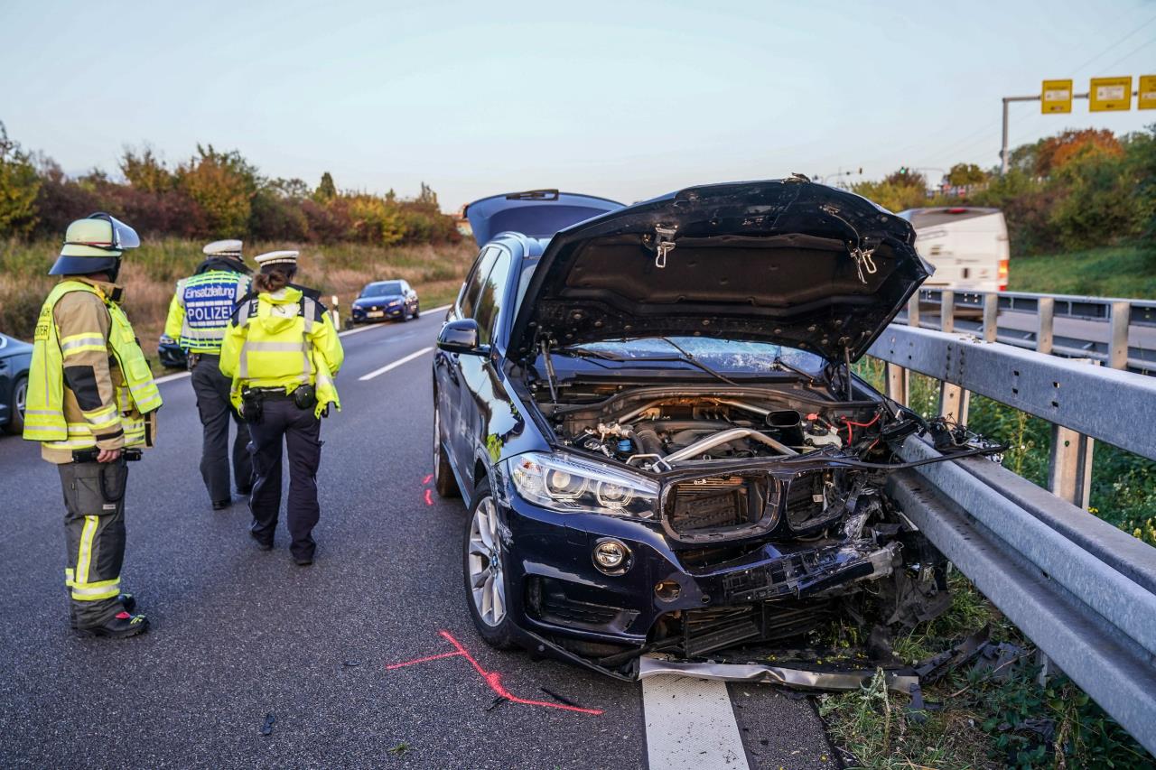 Reichenbach an der Fils - Auto prallt gegen Leitplanke: Rettungshubschrauber im Einsatz