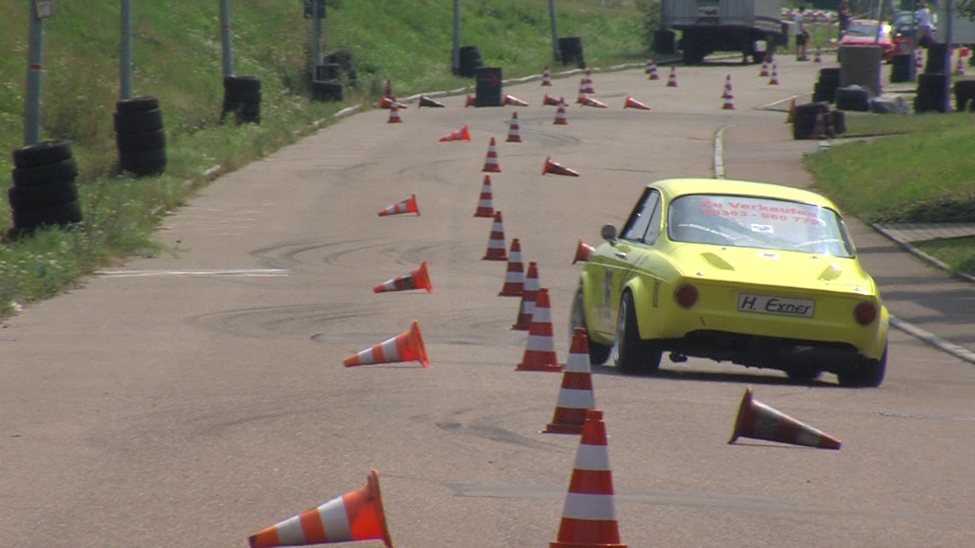 Mit Vollgas zum Uhinger Autoslalom