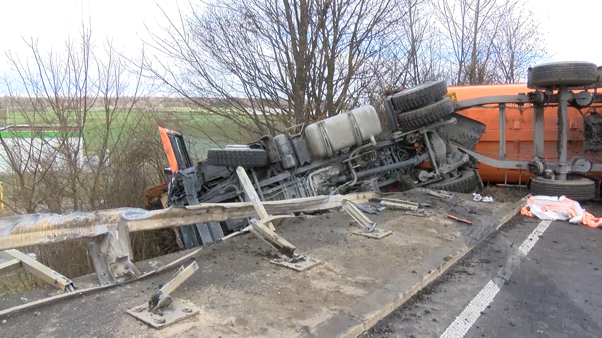 Aichelberg: Lkw durchbricht Leitplanke