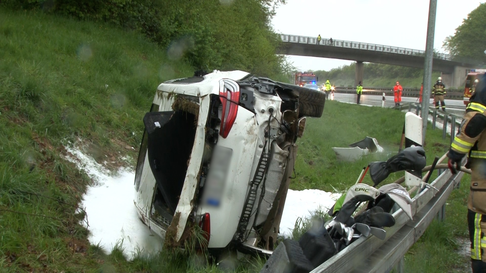 Unfall A8: Auto überschlägt sich und brennt