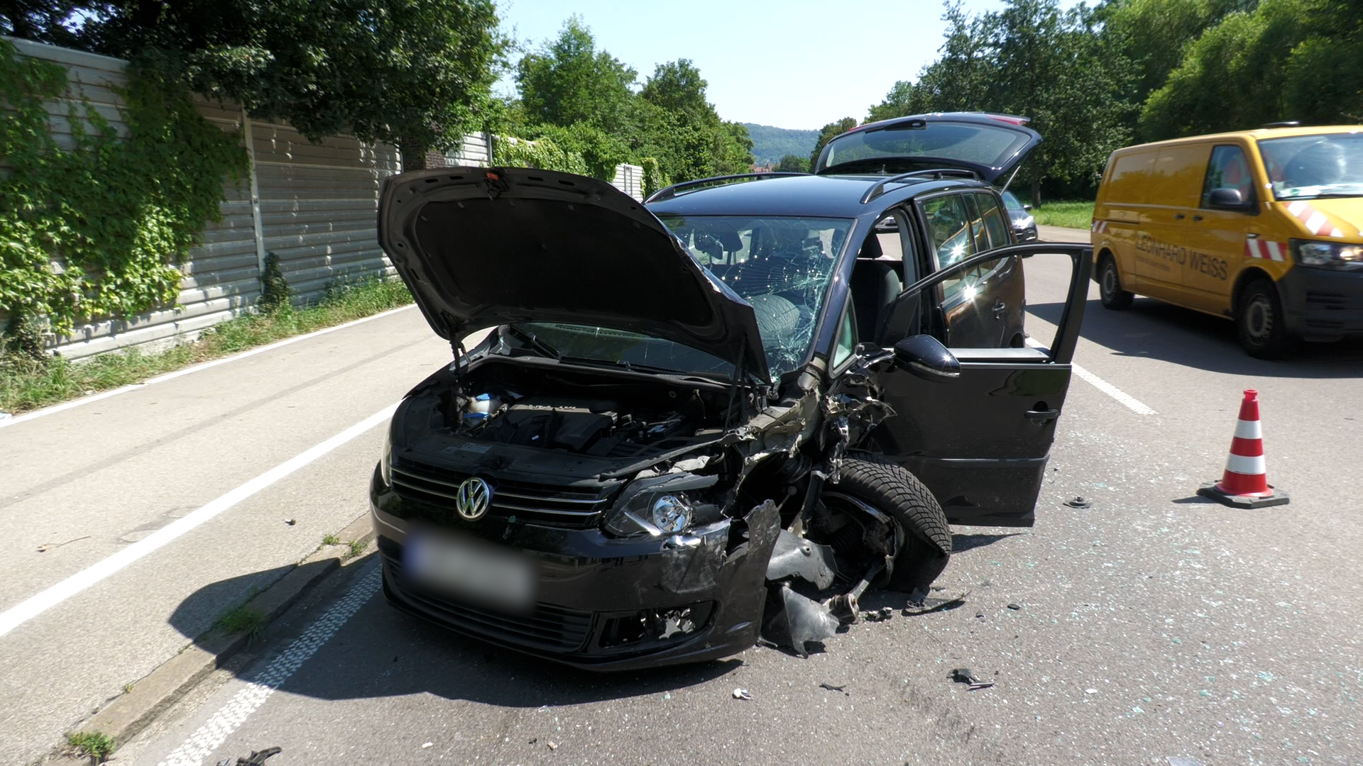 Kuchen/B10: Autos stoßen frontal zusammen
