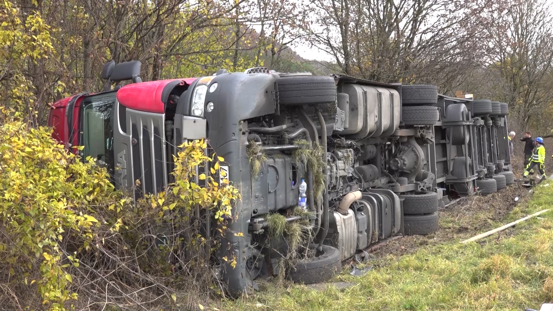 Gruibingen/A8: LKW kippt um und landet im Graben